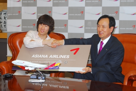 맨유에서 활약중인 박지성, 아시아나항공의 명예홍보대사로 위촉 - 뉴스와이어